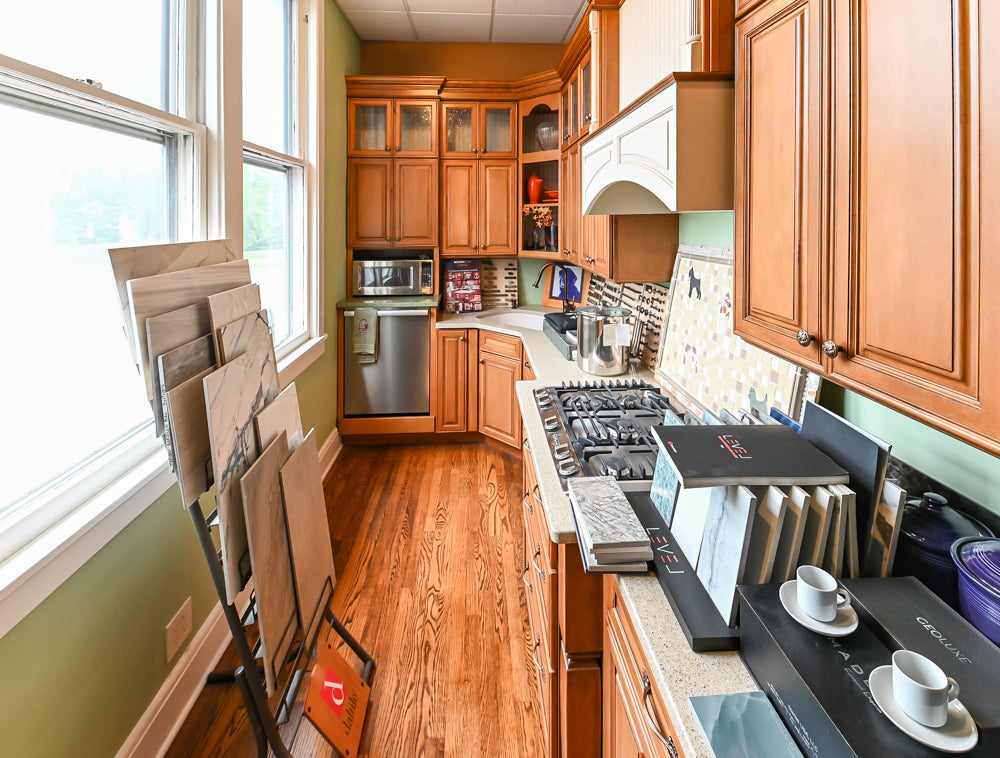 Decora Traditional Wooden Kitchen with Silestone Countertops – Aurora Circ