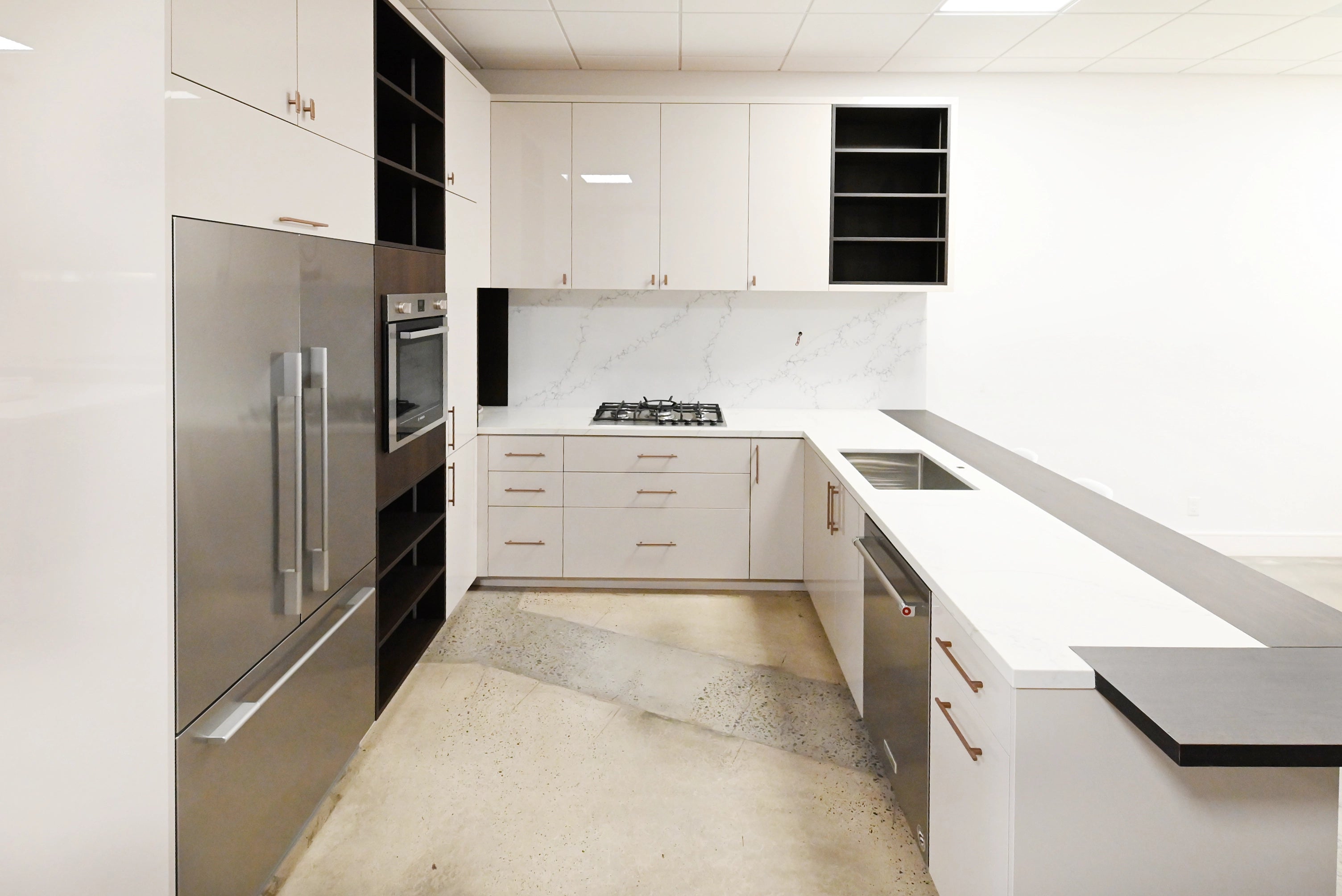 Lusso “Into White” Ultra Modern Showroom Display Kitchen – Aurora Circ