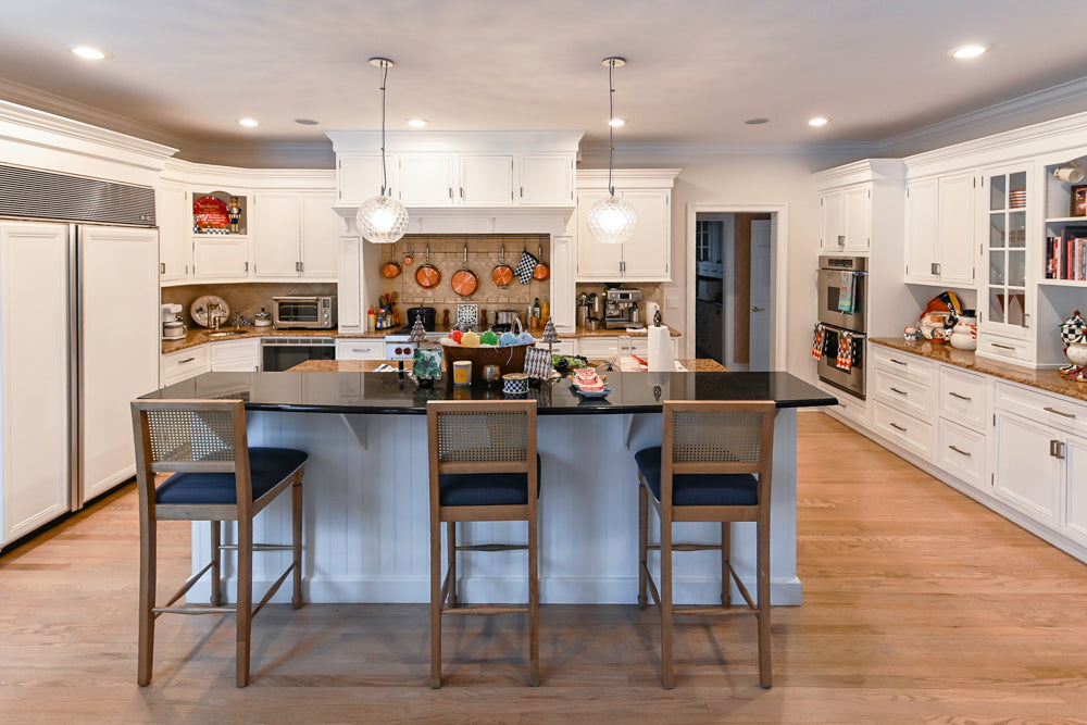 Traditional White Kitchen with Island, Granite Countertops & High-End ...