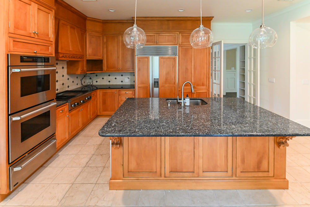 Traditional Wooden Kitchen with Granite Countertops and Complete Appli ...