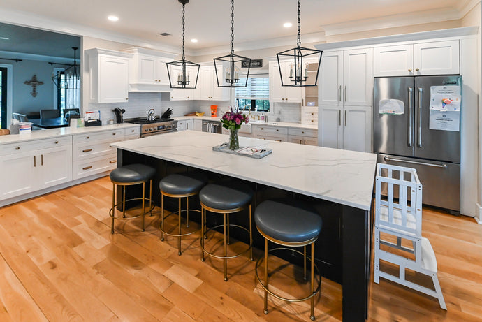 St. Martin Transitional White Kitchen with Island, White Quartz Counte – Aurora Circ